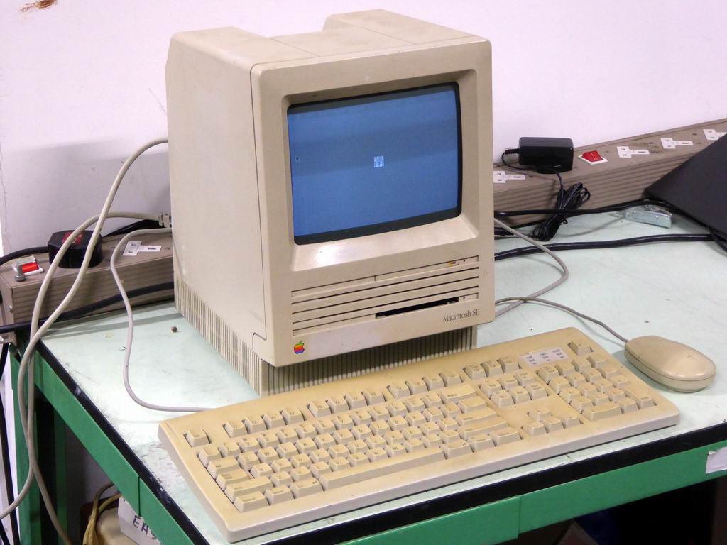Original Apple Mac SE computer, keyboard & mouse | Electro Props Hire