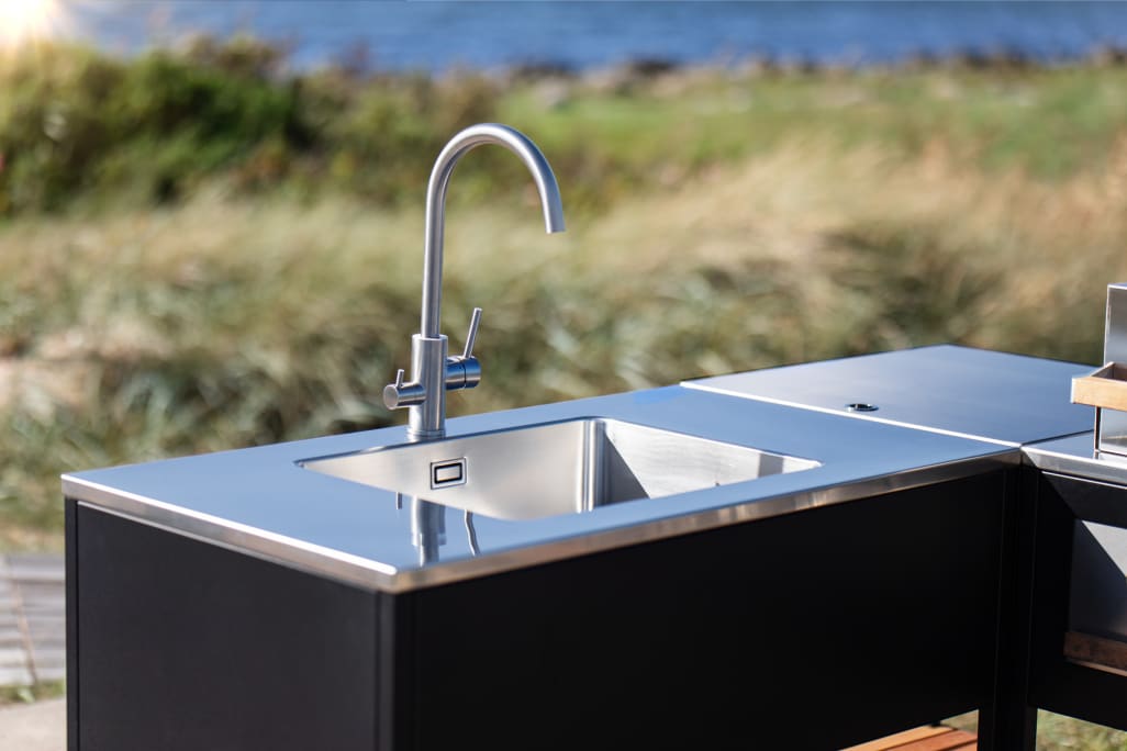 Free-standing module with sink