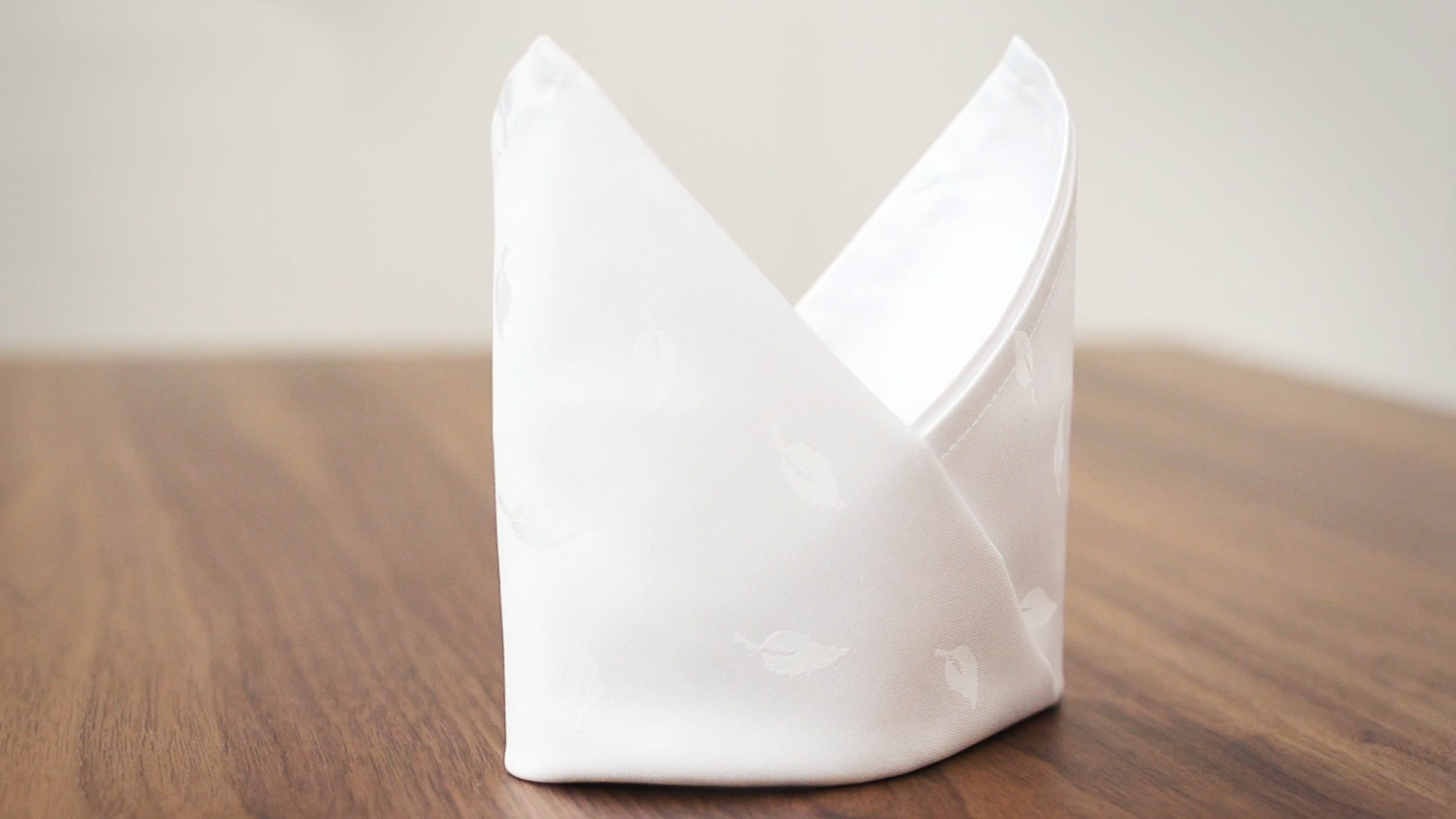 Folding napkins as a "bishop's mitre" ️ Instructions | LUSINI