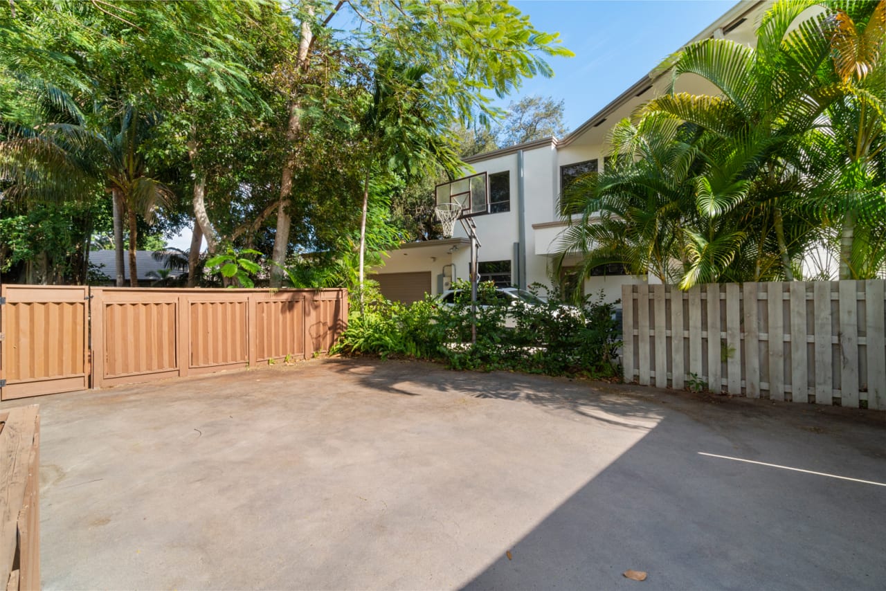 5811 SW 33rd Ter