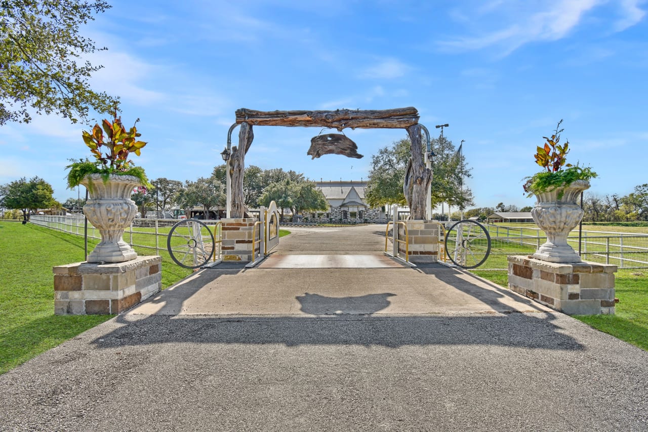 Iconic Diamond L Ranch Located in Washington County Between Brenham ...