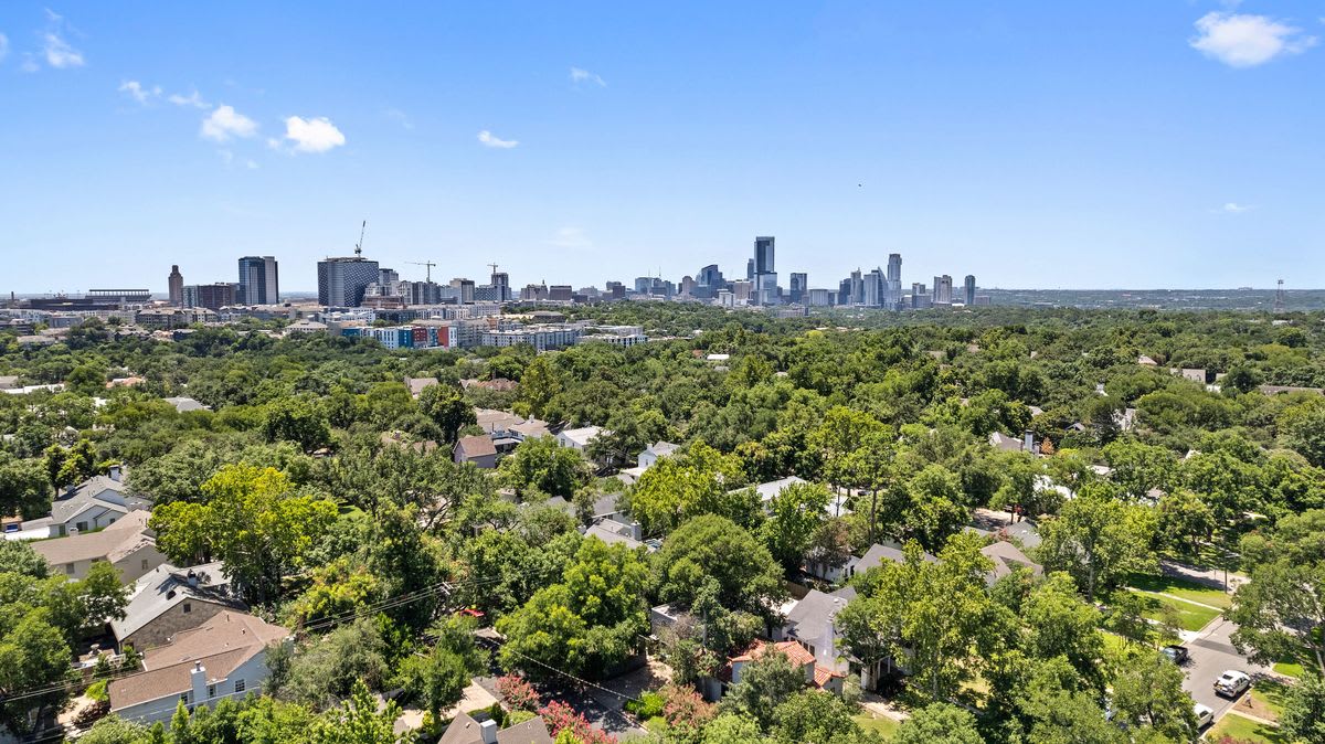 Exploring the Enchanting Neighborhood of Pemberton Heights | Leslie Gossett