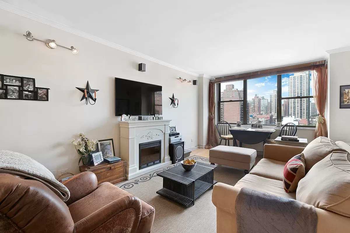 301 East 79th Street Unit: 11C