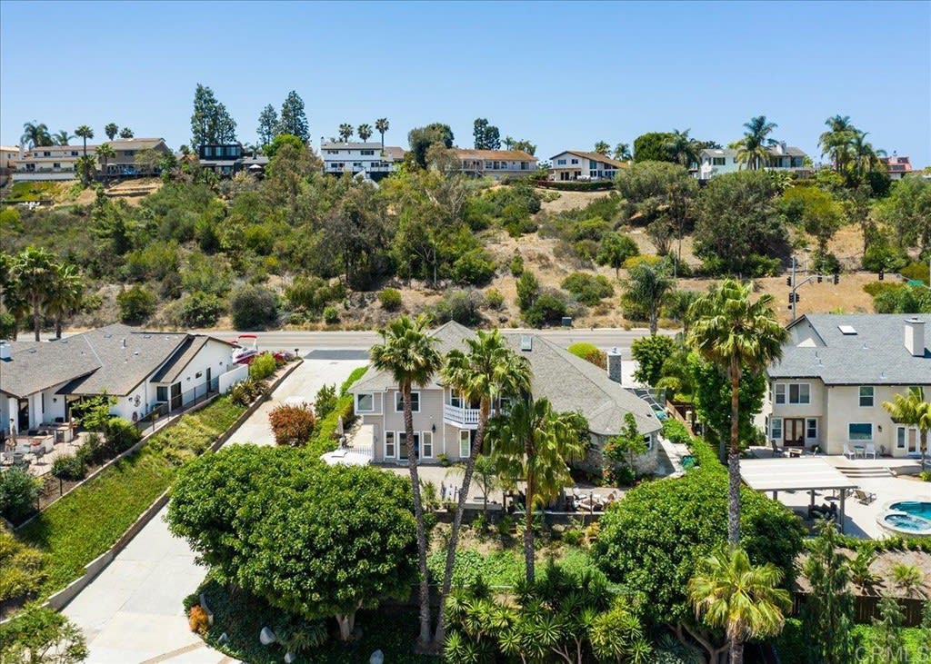 La Costa | Community Guide | Sue De Legge and Gina De Legge-Habchi