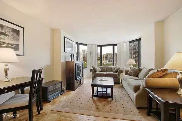 330 East 38th Street Unit: 7C