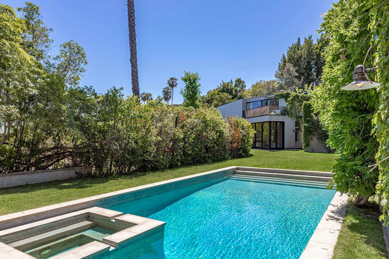 1196 Summit Dr, Beverly Hills