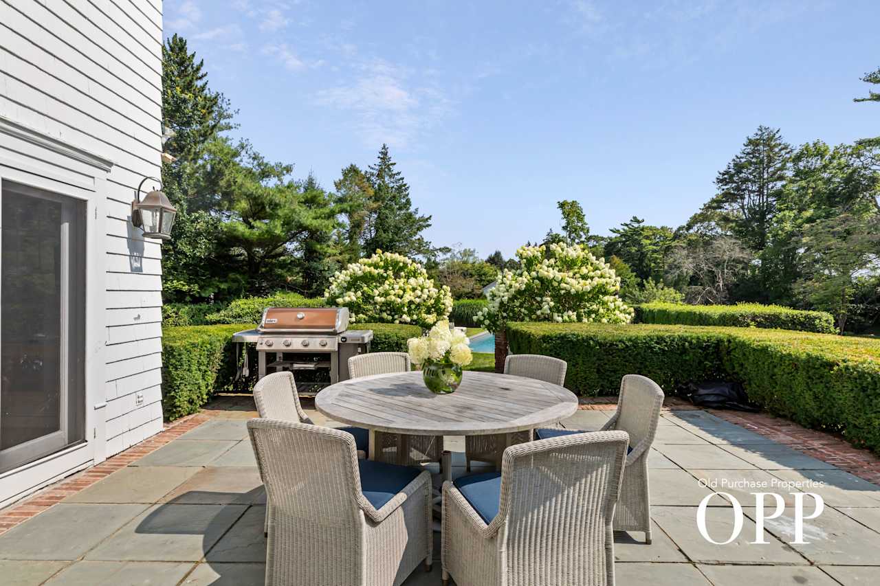 52 South Country Road | Bellport Village, NY 11713 | 5 Beds