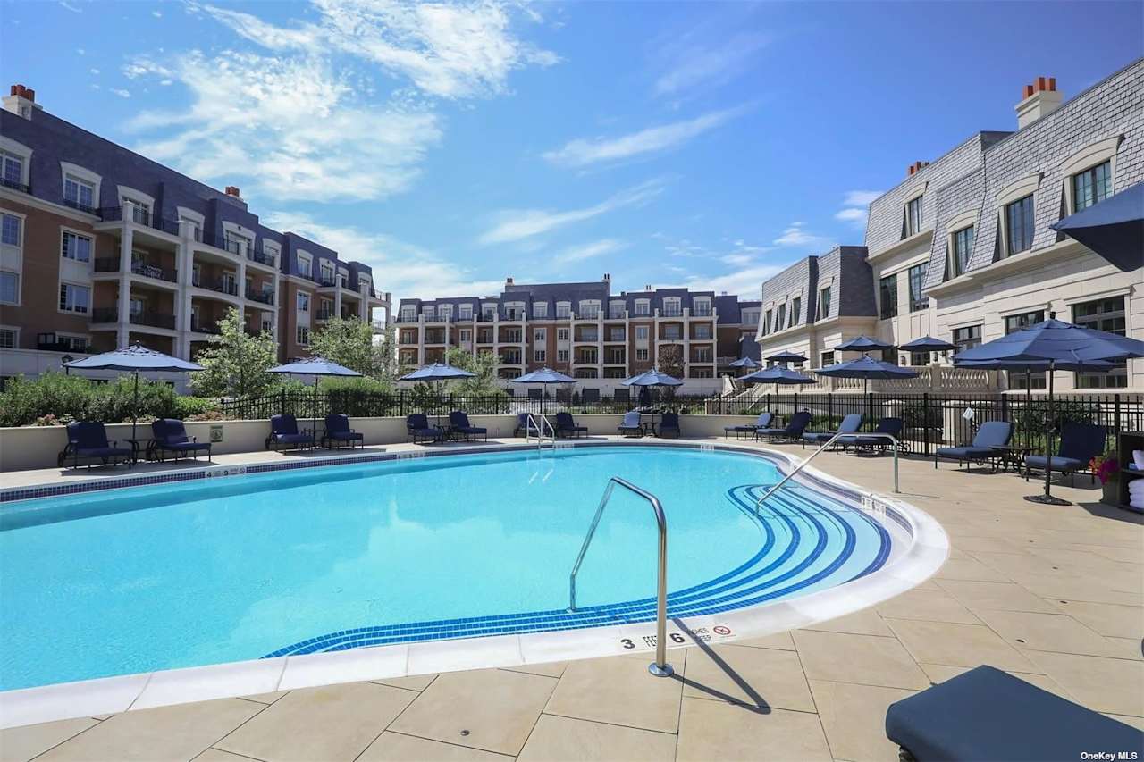 Ritz-Carlton Residences, Long Island