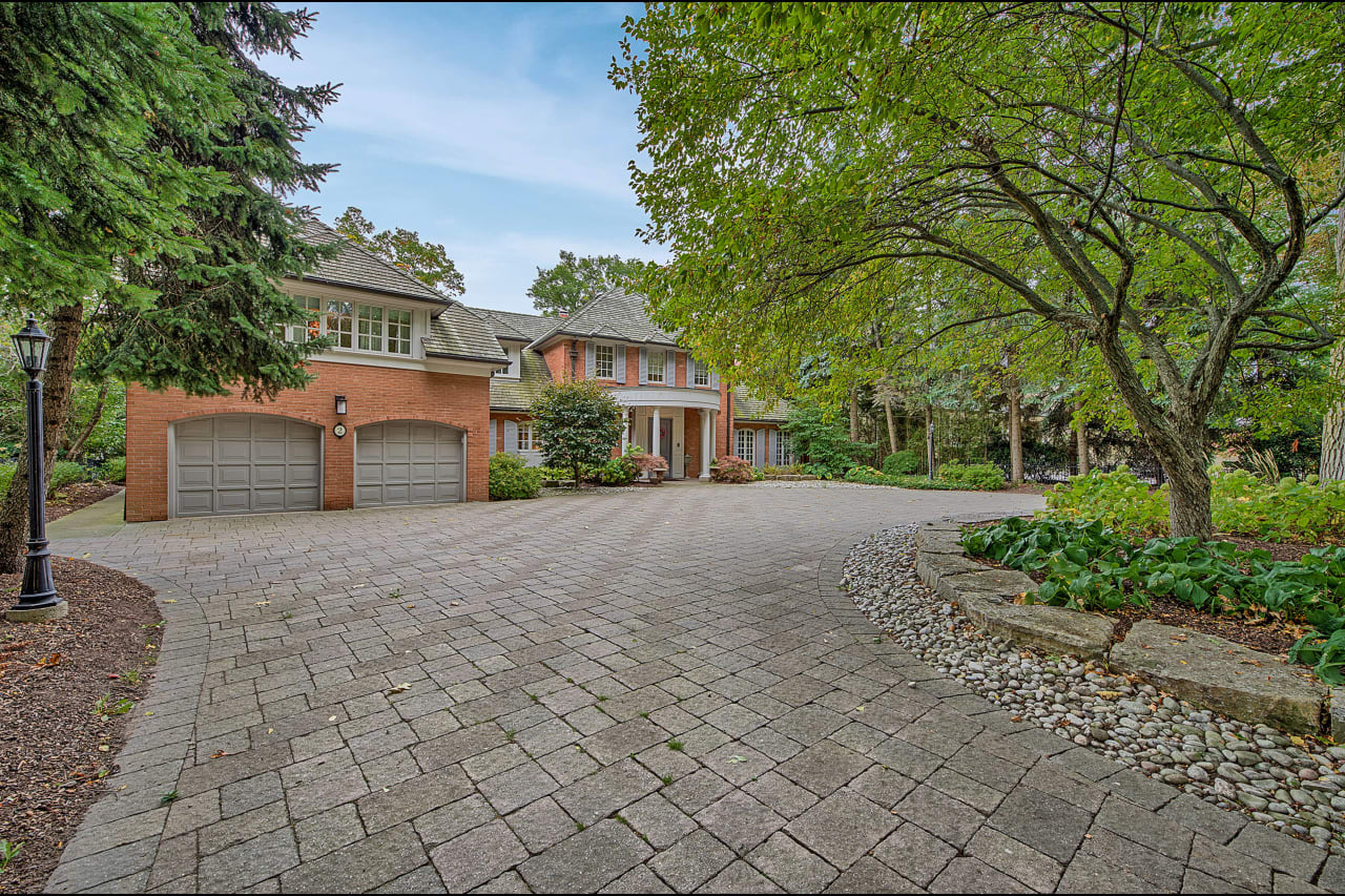2 Ennisclare Drive West | Oakville, ON L6J 4N2 | Goodale Miller Team