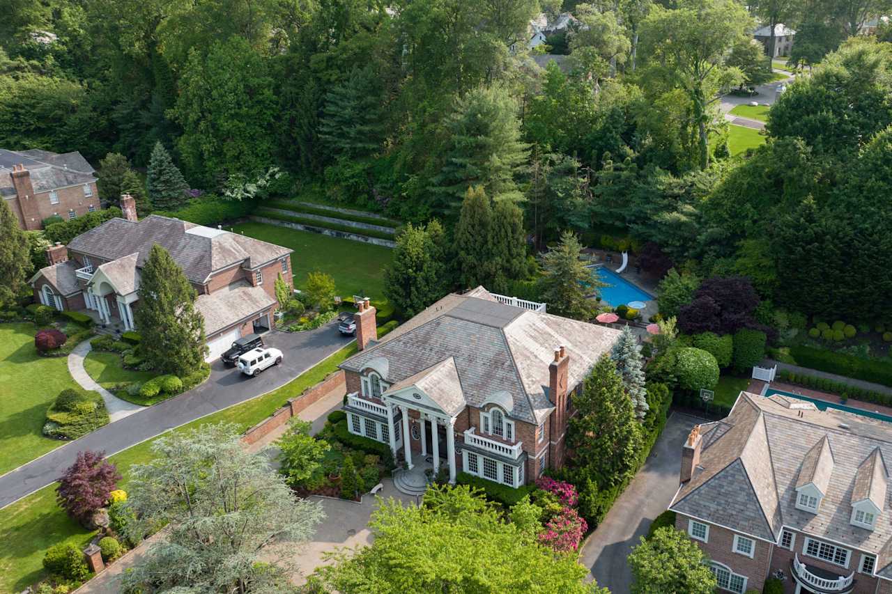 30 Walter Lane | Gail Holman Real Estate | Manhasset Real Estate