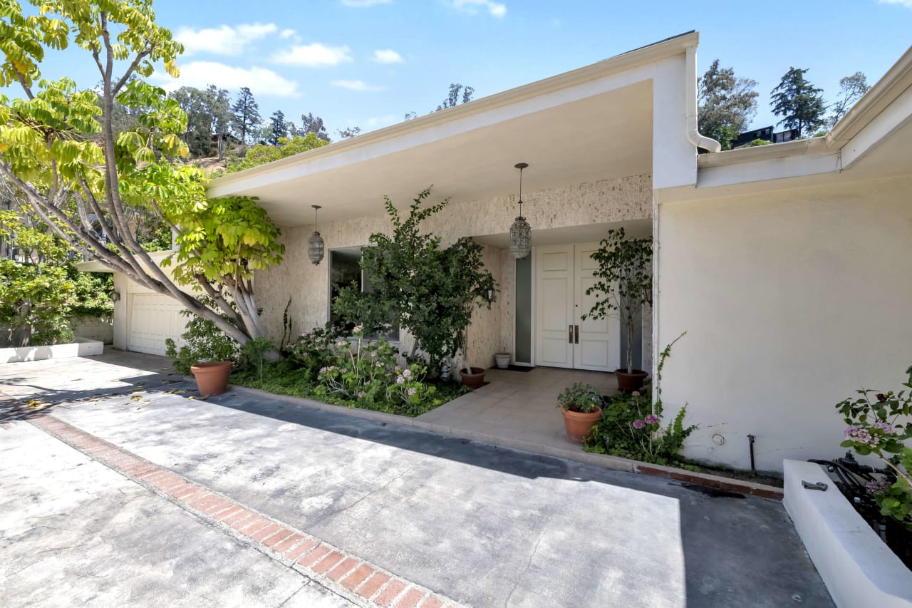 Beverly Hills Real Estate Agent | Jade Mills | Realtor Agency