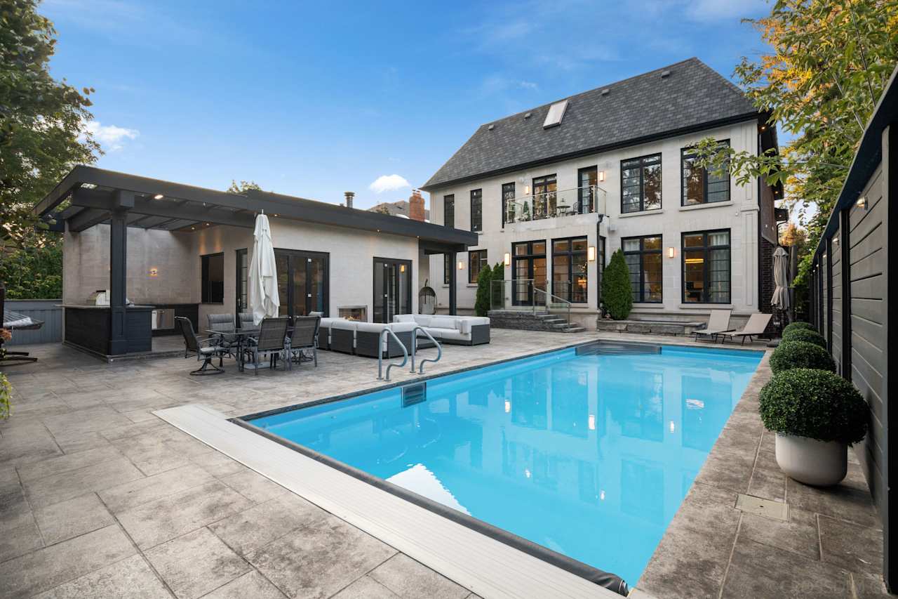 A Beacon Of Refined Elegance | Barry Cohen Homes