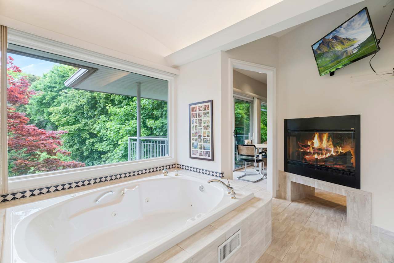 Sprawling Ravine Estate | Barry Cohen Homes