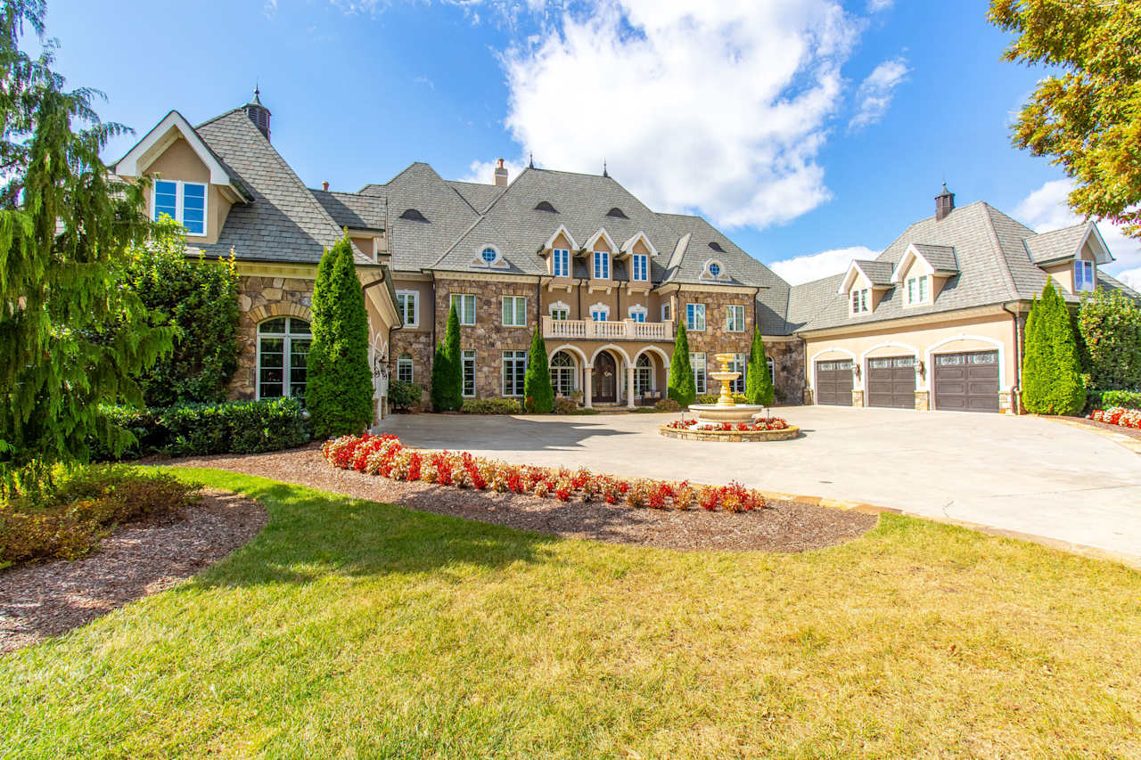 Luxury Lakeside Manor