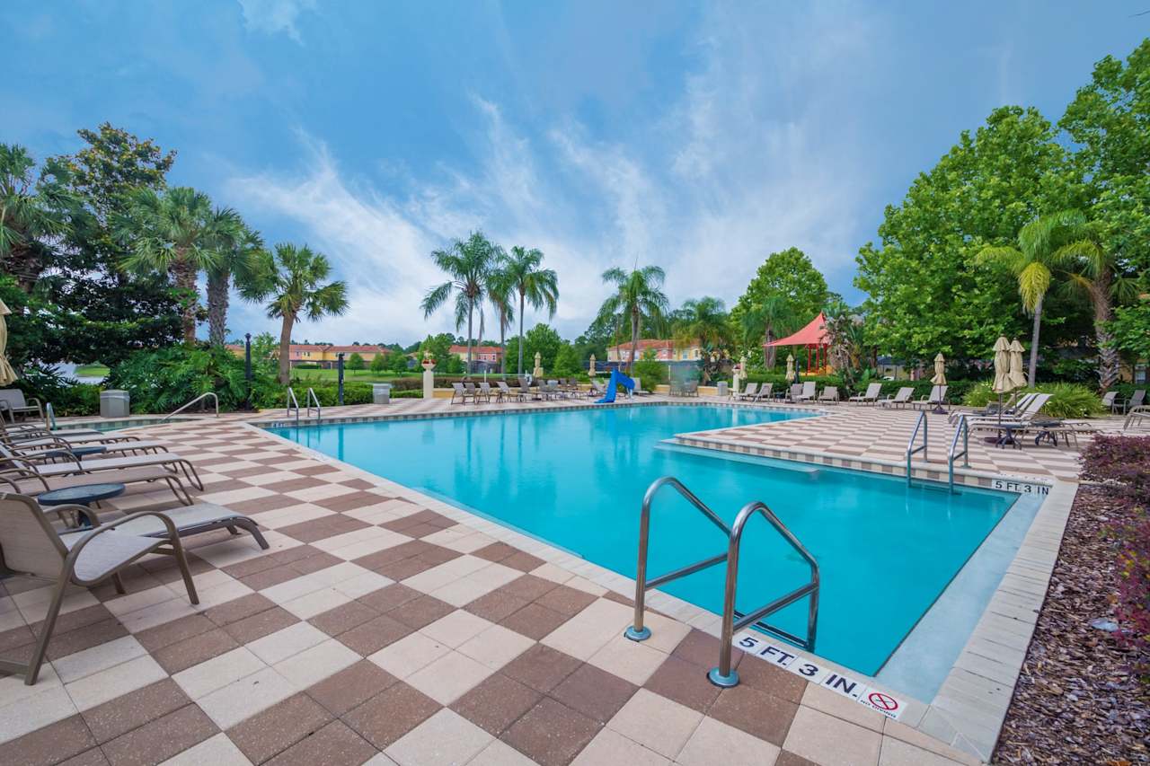 Neighborhood || Encantada