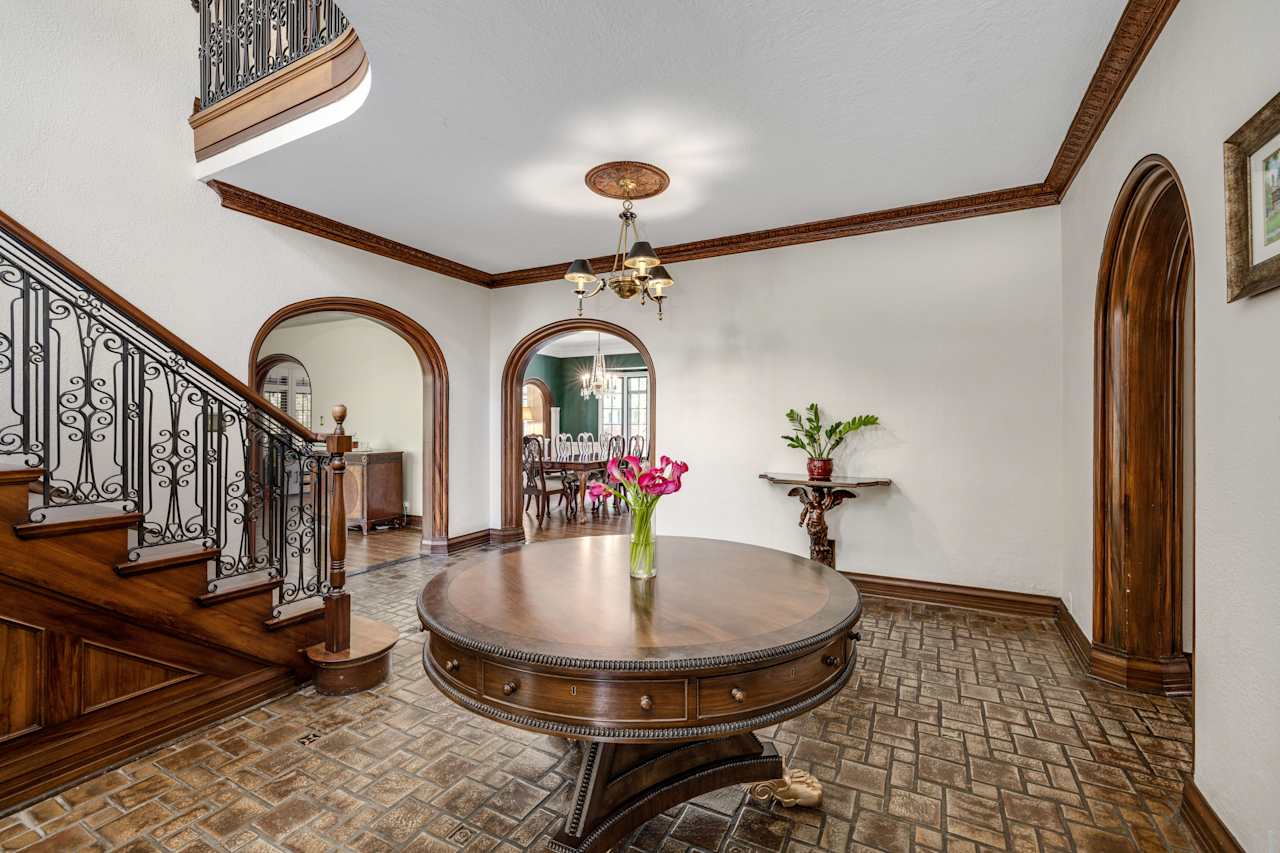 1900 Strathcona Drive