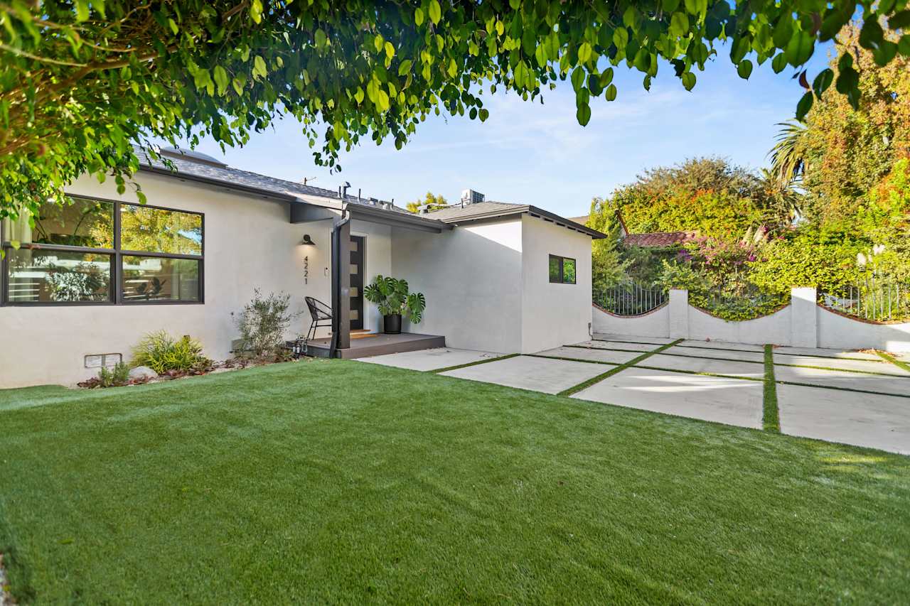 4221 Greenbush Ave | Jen Winston