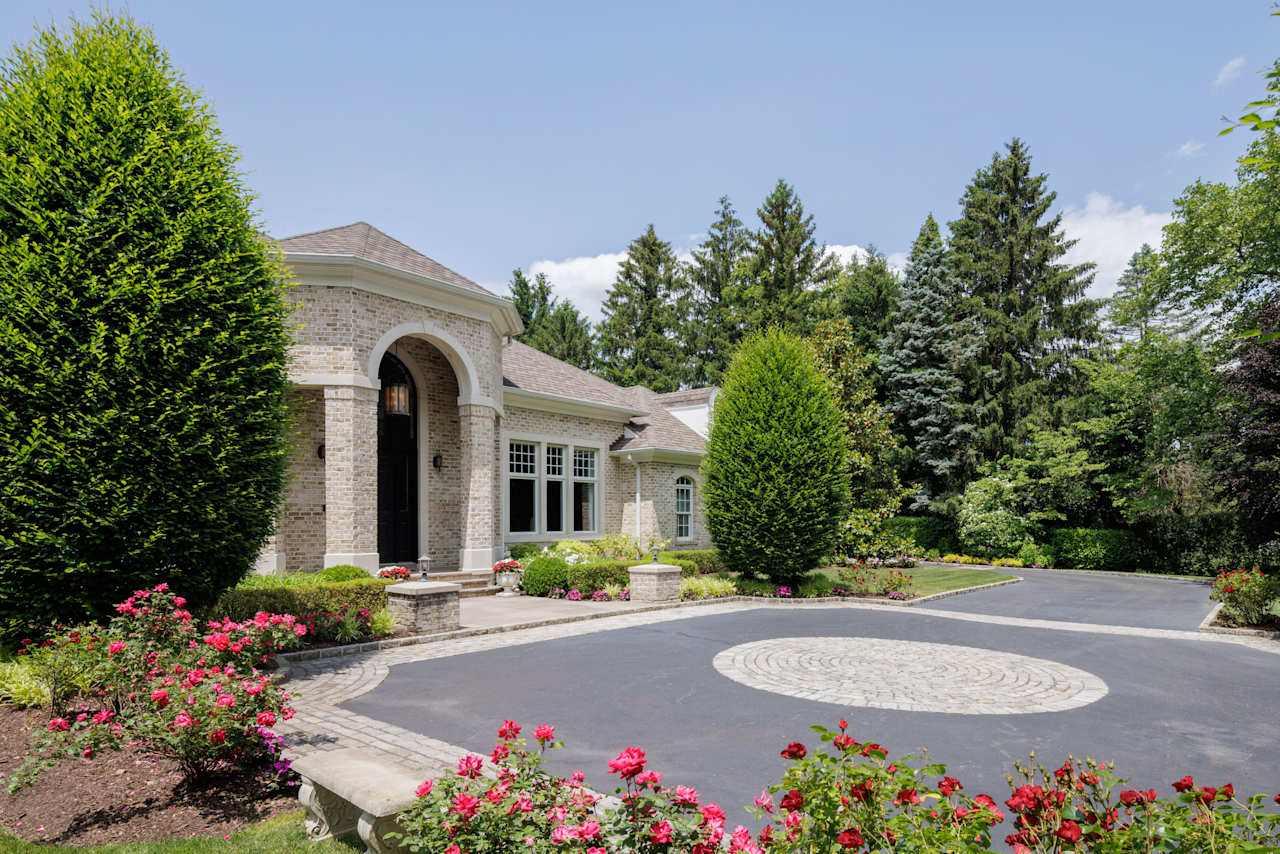 7 Maria Lane | Gail Holman Real Estate | Manhasset Real Estate