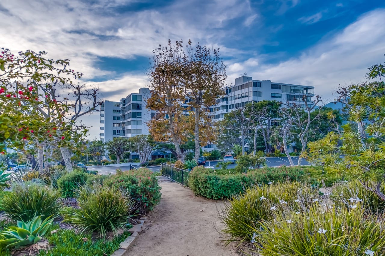 Exquisite 2 Bed 2 Bath Condo in Edgewater Towers | Pacific Palisades ...