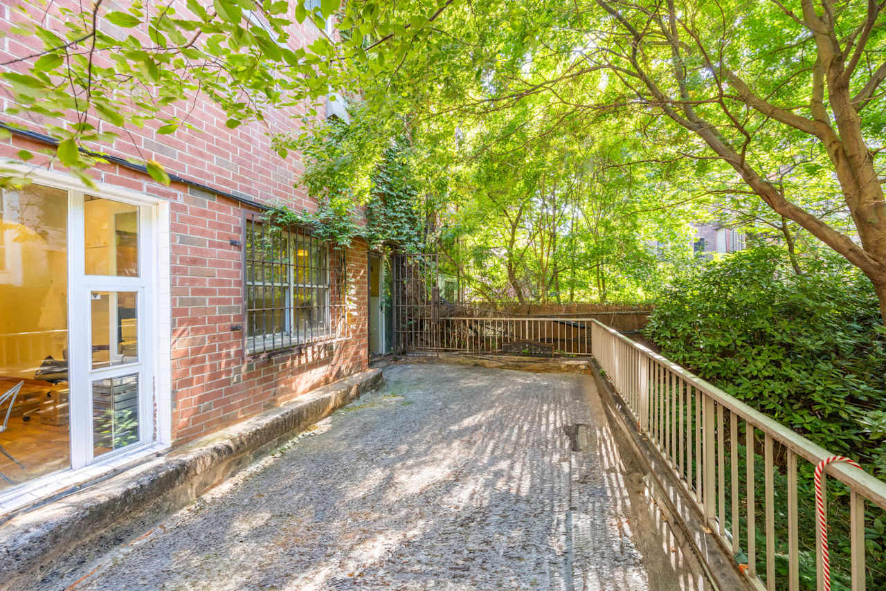 527 W 27TH Street Unit: PHA