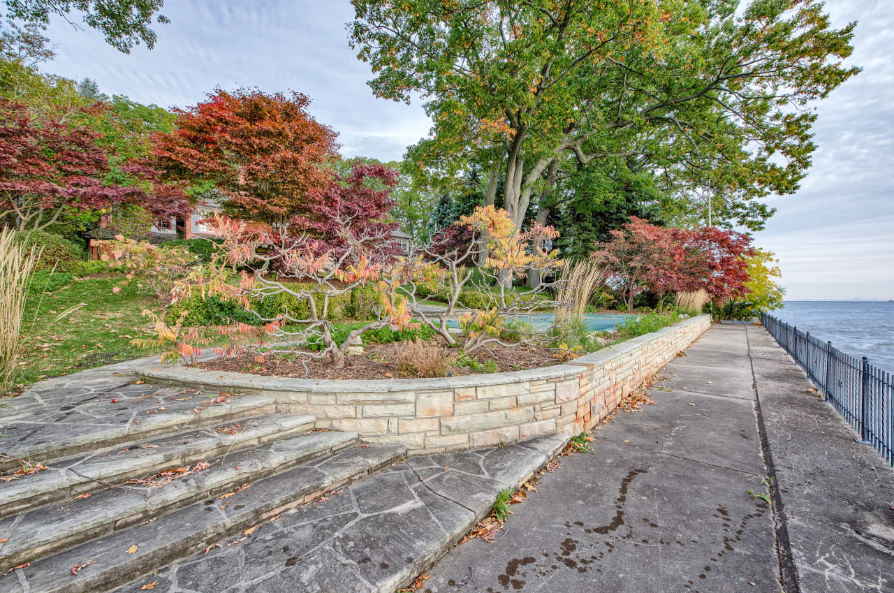 2 Ennisclare Drive West | Oakville, ON L6J 4N2 | Goodale Miller Team