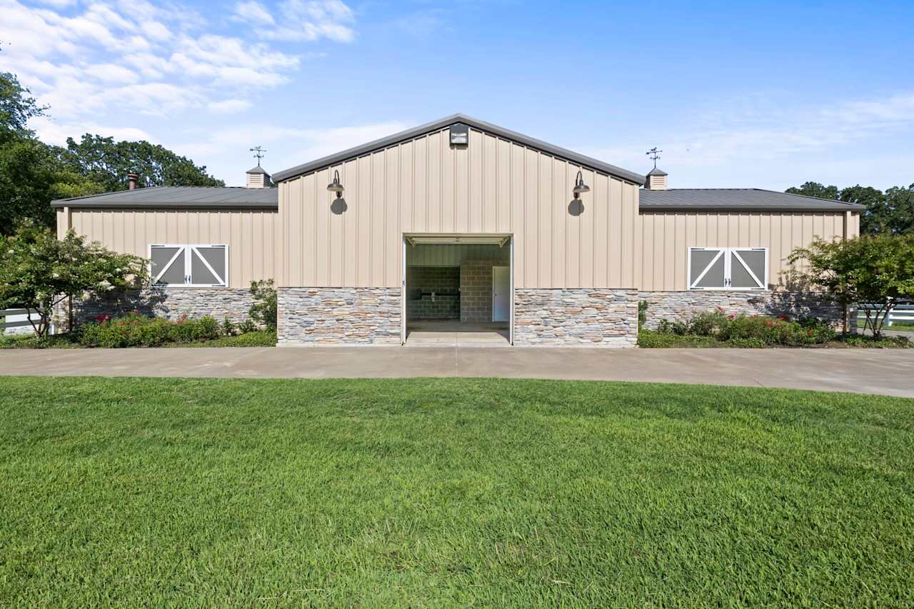 Premier Stables & Barn | 850 Interstate 30 East Property