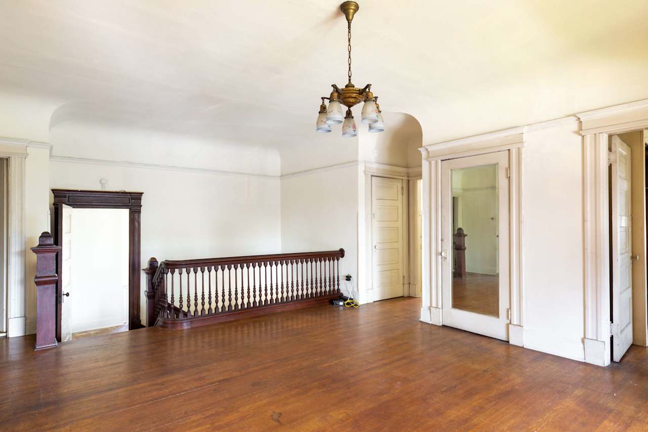Grand Los Angeles Craftsman