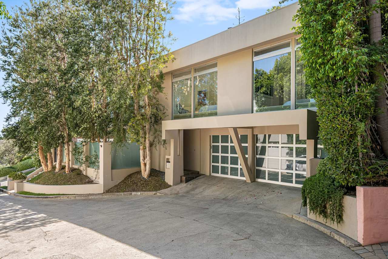 About Jade Mills, Beverly Hills Realtor & LA Real Estate Agent