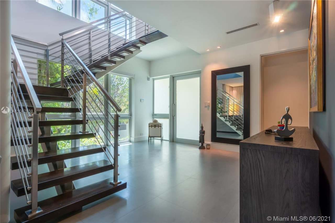 Seven-Point Checklist to Follow Before Listing Your Home Seven-Point Checklist to Follow Before Listing Your Home