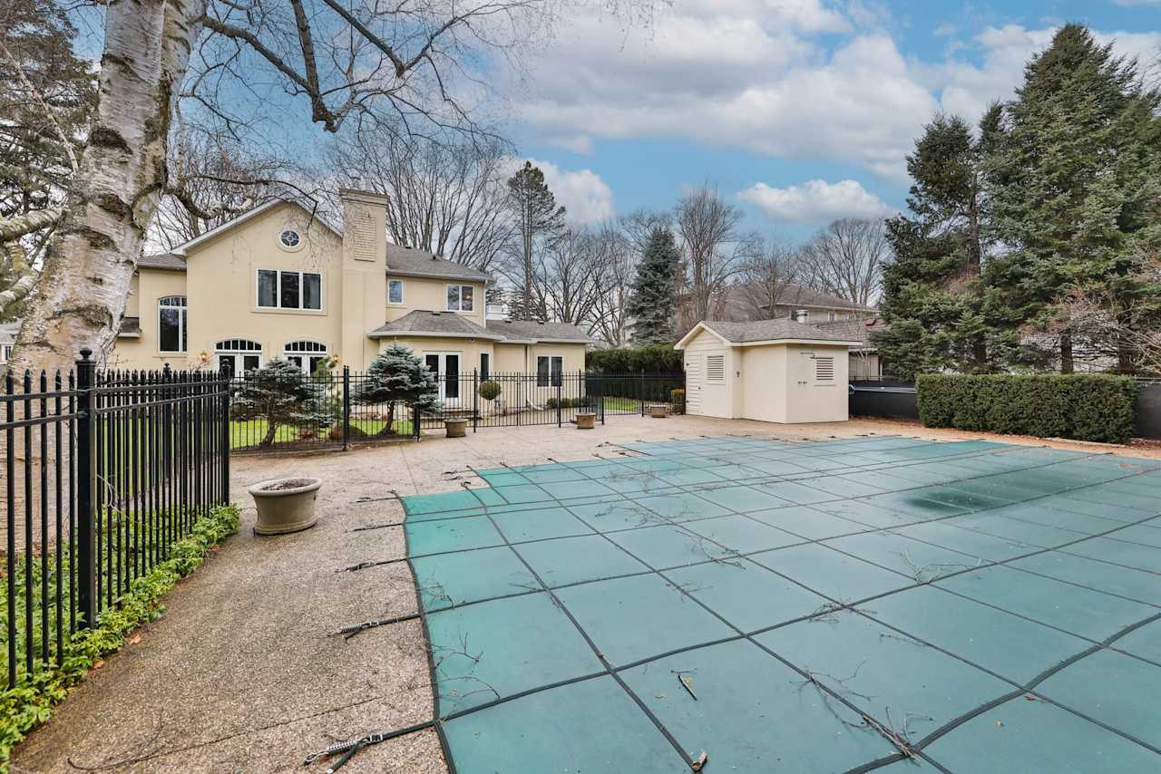 47 Ennisclare Drive West