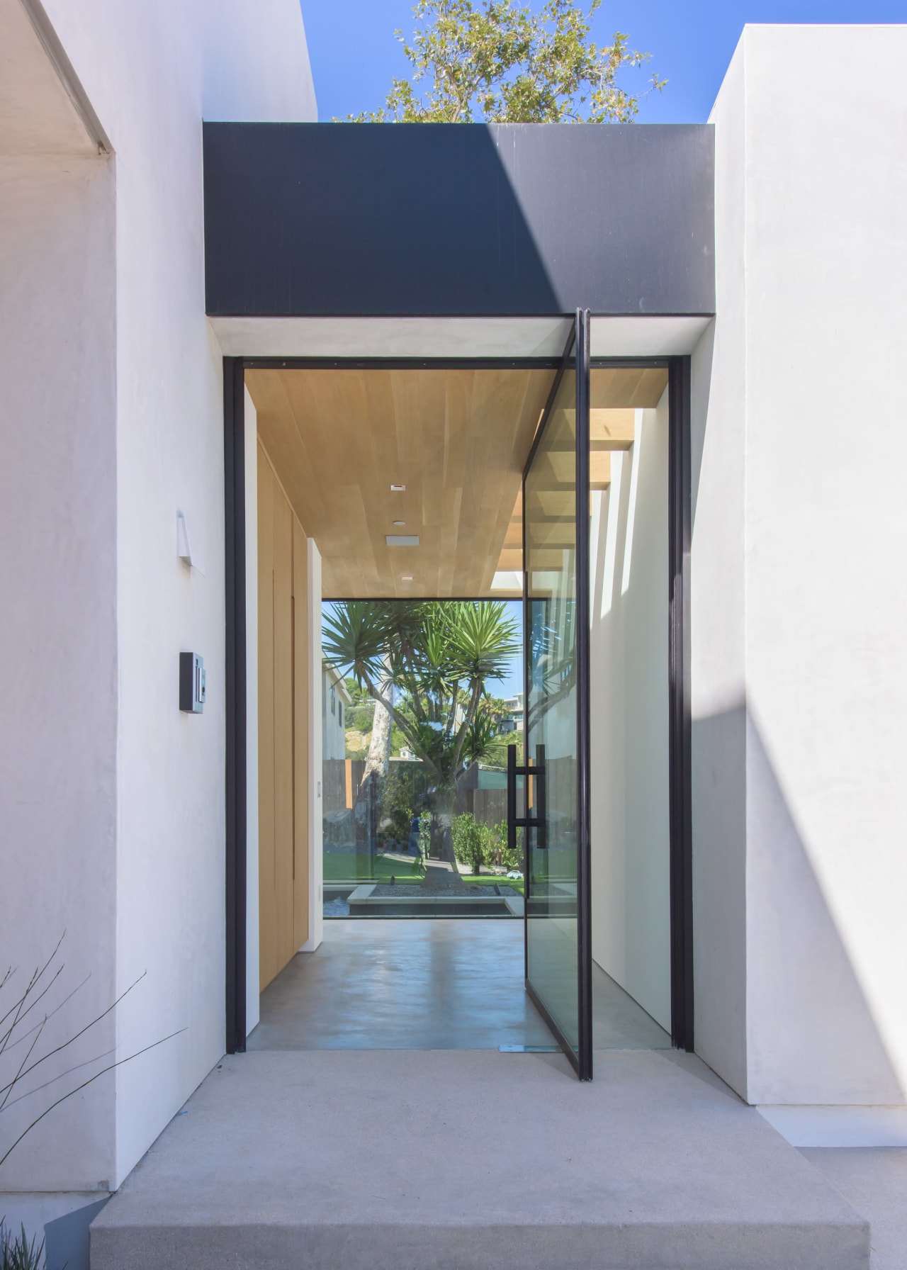 971 Linda Flora Dr | 90049 | 5 Beds, 5 Baths