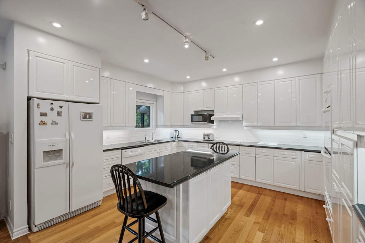 Sprawling Ravine Estate | Barry Cohen Homes