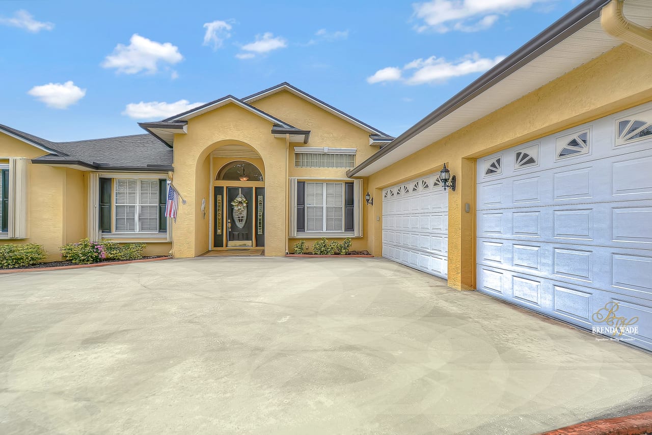 721 Citrus Wood Lane | Valrico, FL 33594 | Brenda Wade Team