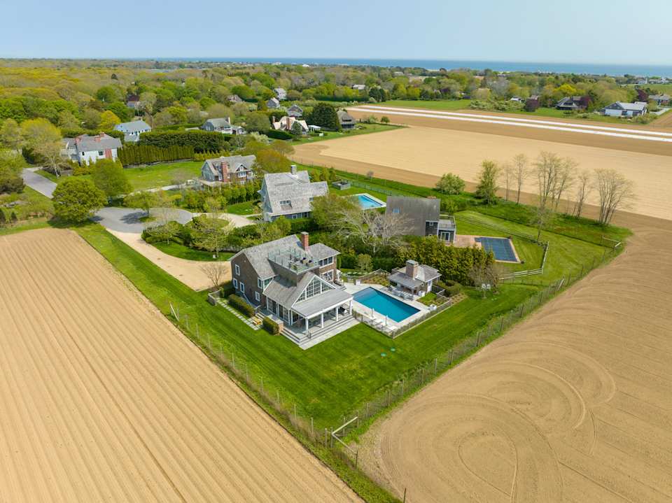 The Redefinition of a Classic Wainscott Farmhouse | Breitenbach ...