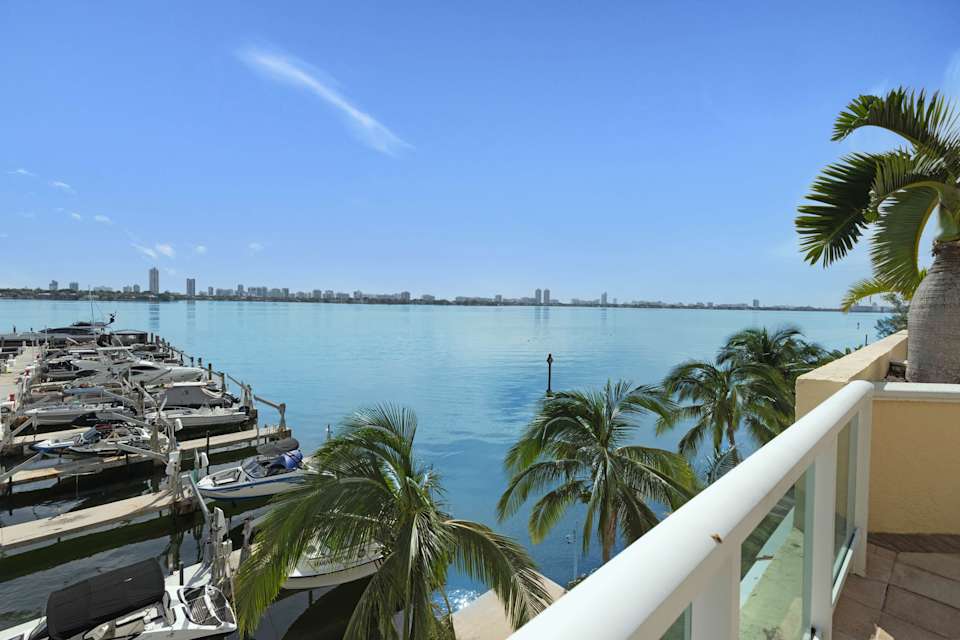 7601 E Treasure Dr #405 North Bay Village