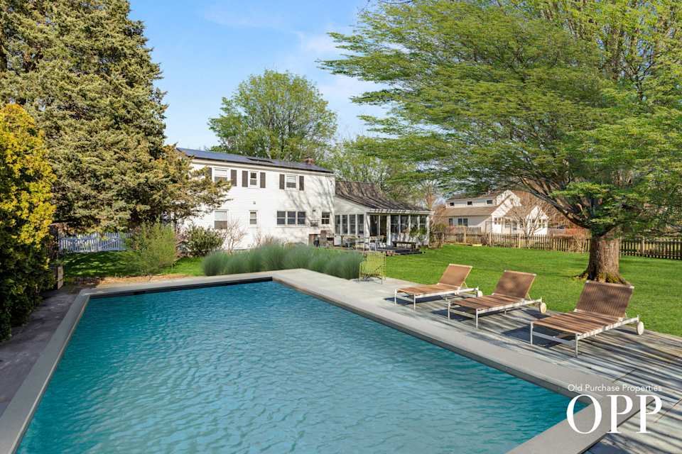 COUNTRY COTTAGE IN BELLPORT VILLAGE