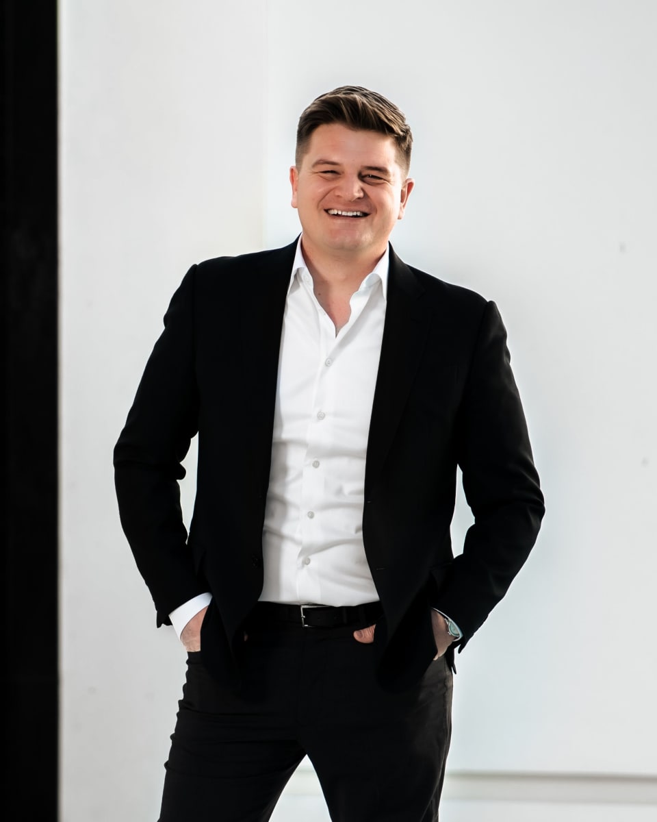 About Ron Mangas, Jr. | Buying and Selling Modern Homes | listModern