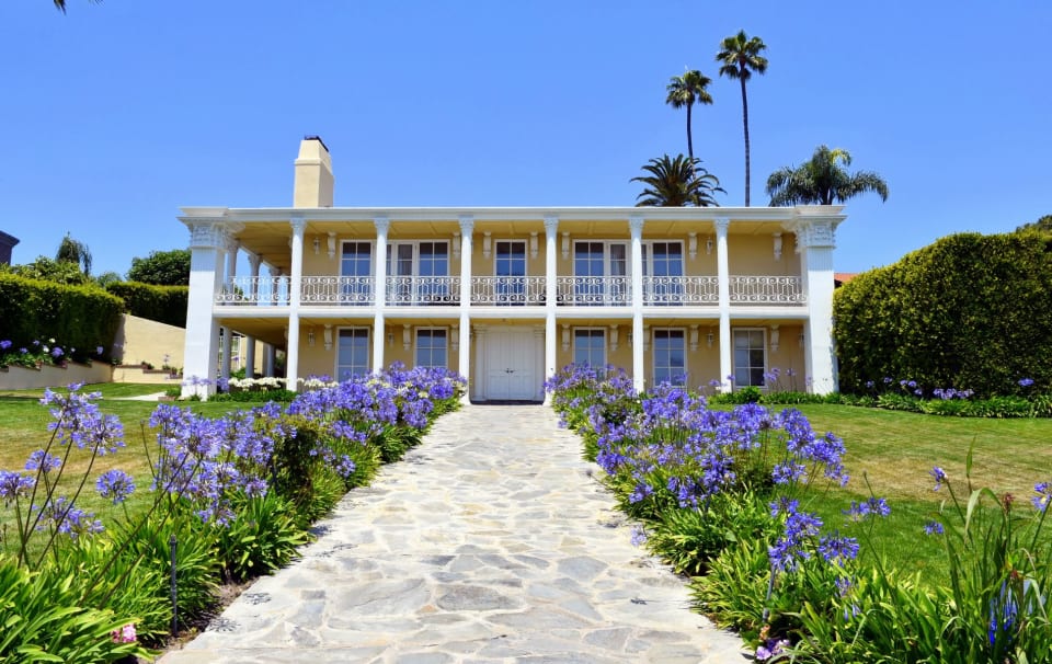 Country Club | Neighborhood Guide