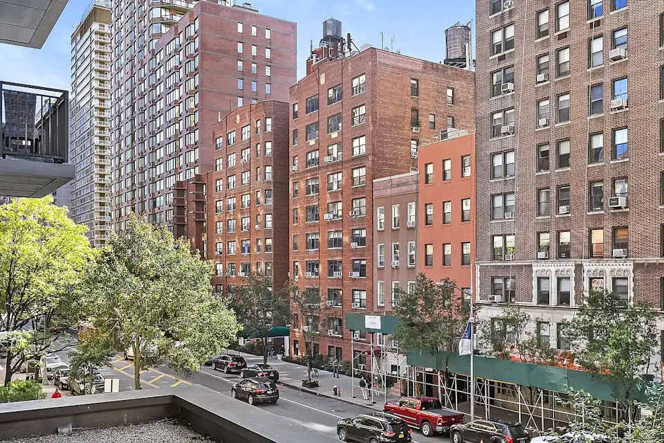 301 East 79th Street Unit: 3N