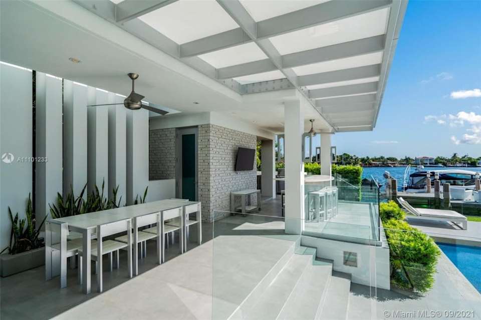 Miami Mansion Is Coastal Chic | Maria Montalbano