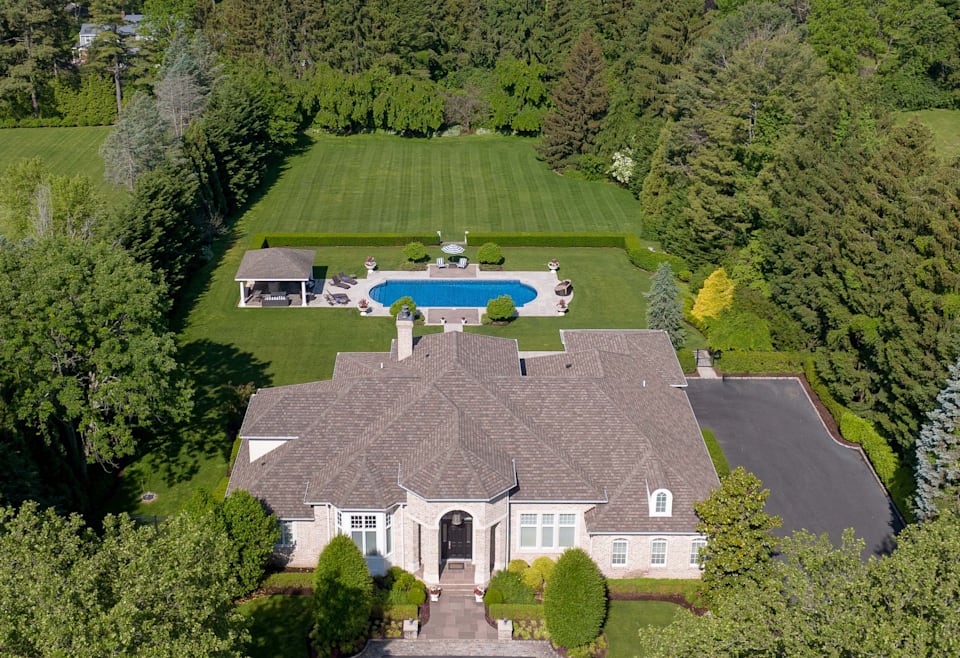 7 Maria Lane | Gail Holman Real Estate | Manhasset Real Estate