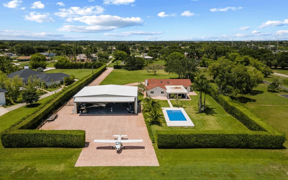 Inside This Amazing Airpark Home | Blog