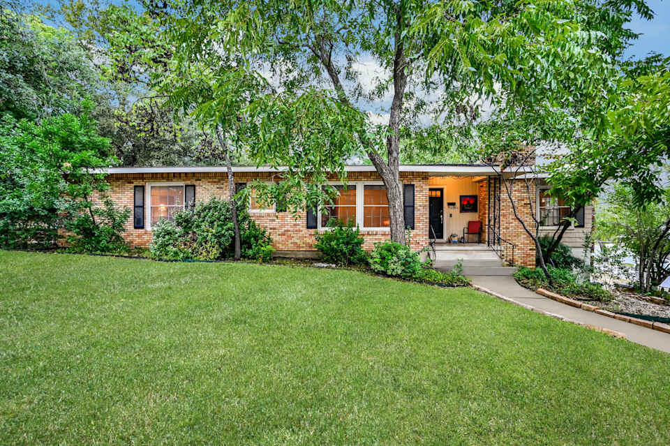 2506 Hillview Road | In the Heart of Tarrytown