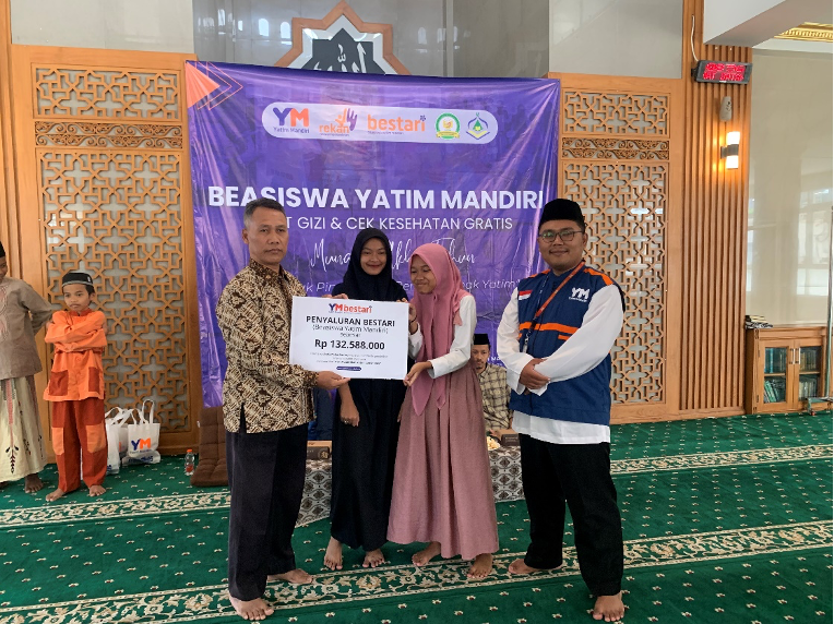 Malanghub - Berita - Penyerahan Beasiswa, Paket Gizi dan Cek Kesehatan Gratis oleh Mahasiswa PMM ...