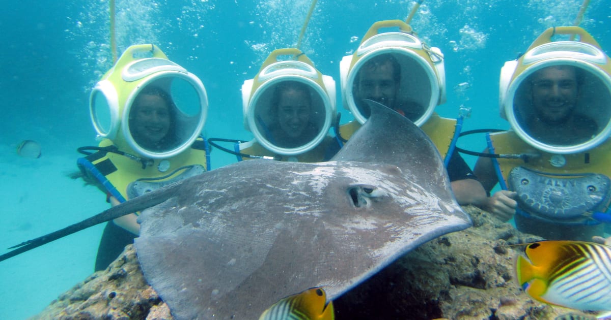 Scuba diving with a helmet in the lagoon of Moorea | Manawa