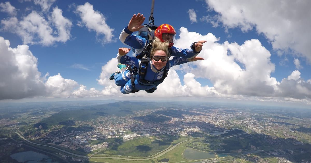 Tandem Skydiving from 3000 m (10000) over Zagreb | Manawa