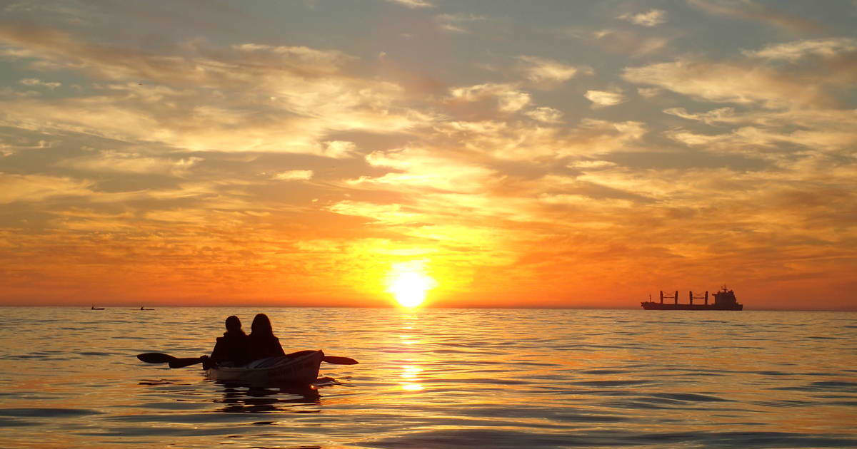 Sunset kayaking tour of Table Bay - Sunset sea kayaking tour of Cape ...