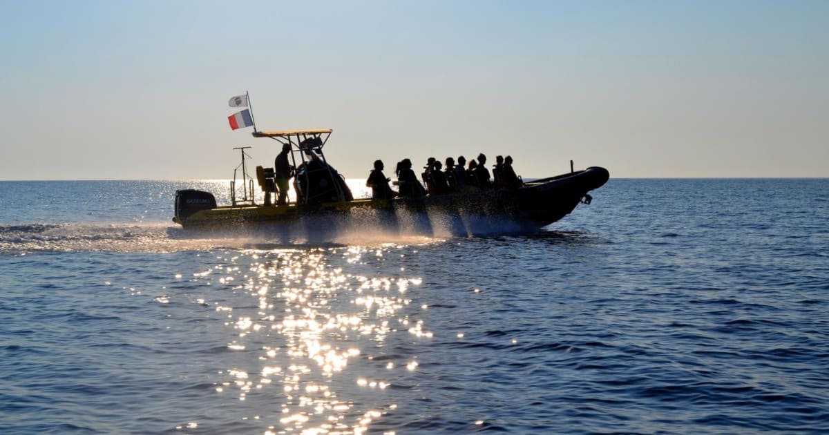 Excursion bateau et apéritif en mer au départ de Santa Giulia | Manawa