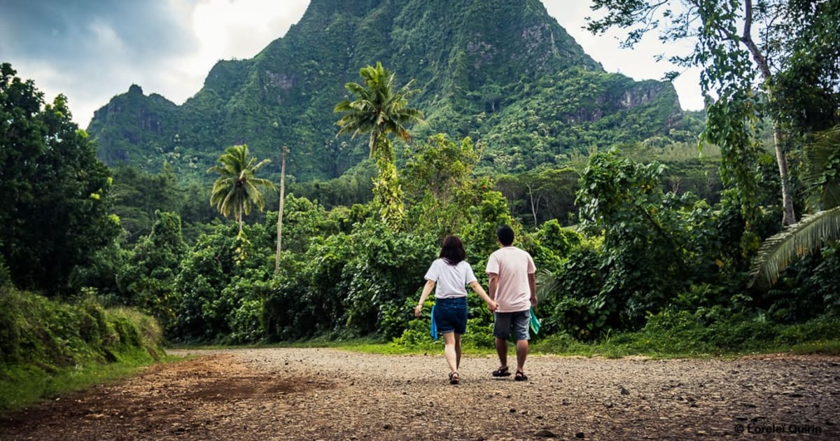 Hiking in the Ōpūnohu valley and Col des 3 Pinus in Moorea | Manawa