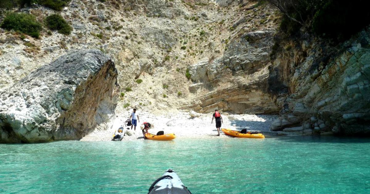 Seekajak-Ausflug zur Papanikolis-Höhle von Mikros Gialos in Lefkada ...